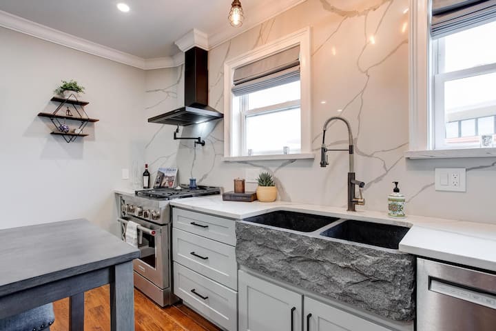 2 Bedroom Modern Condo W/private Roof Top! - Winthrop, MA