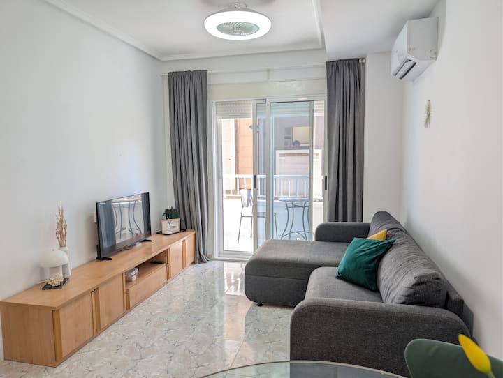 2-br W/ Ac & Balcony - Central - Steps To The Sea - Torrevieja