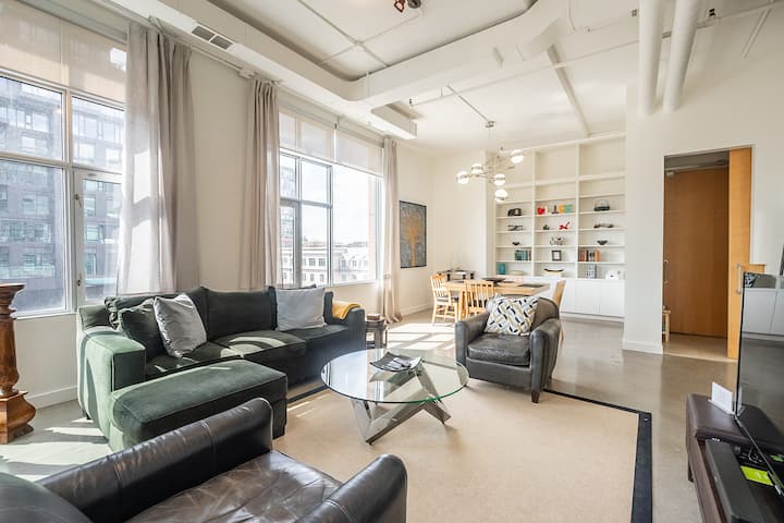 Massive 2br Loft • 12-ft Ceiling • Walk Everywhere - Toronto