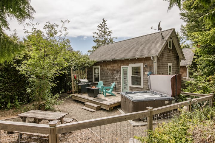 10 Min. Walk To Town, Fenced Backyard, Pvt Hot Tub - Pacific Beach, WA