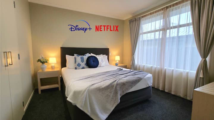 Modern King Studio | Netflix, Disney+ & Parking. - Christchurch