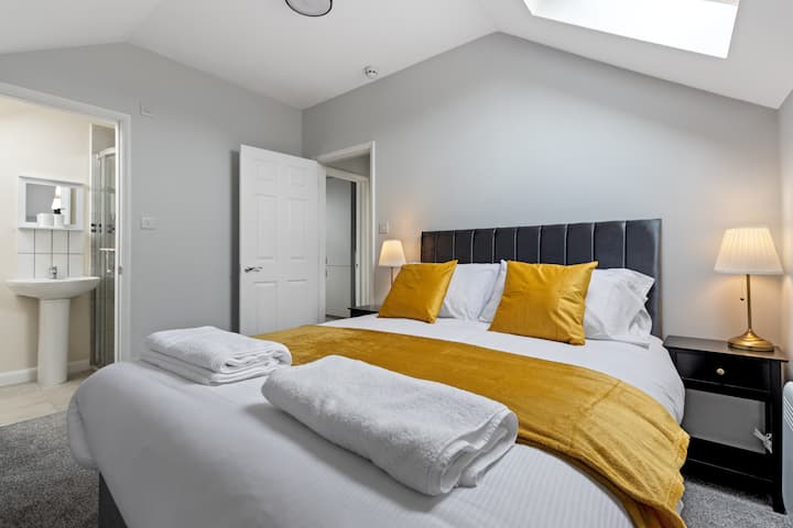 Modern Apartment King Room |Free Parking| Suite 9 - Nottingham