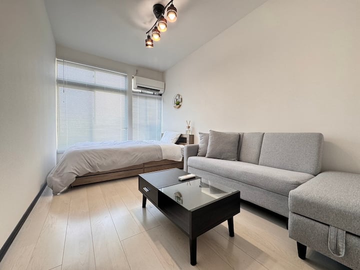 岡山駅から徒歩約13分/最大4名様まで宿泊可能/1階にカフェバー有り/専用駐車場1台 - Okayama