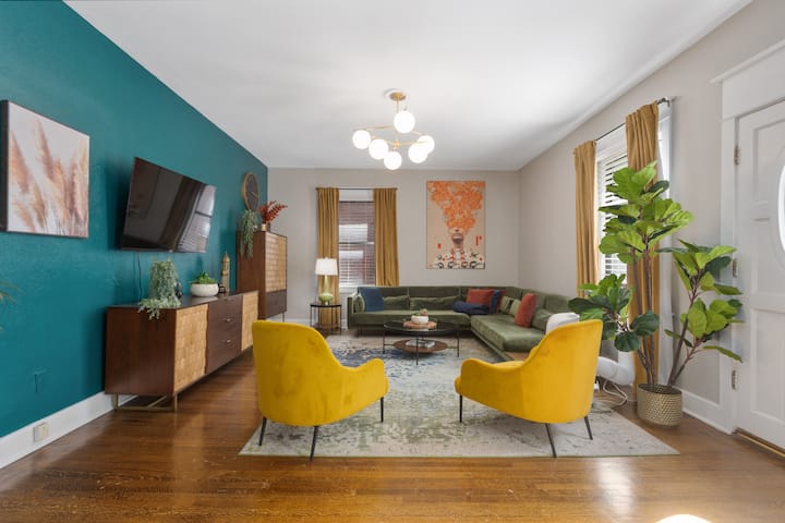 Convenient Location W/ Private Patio + 2 King Bd - Kansas City, KS