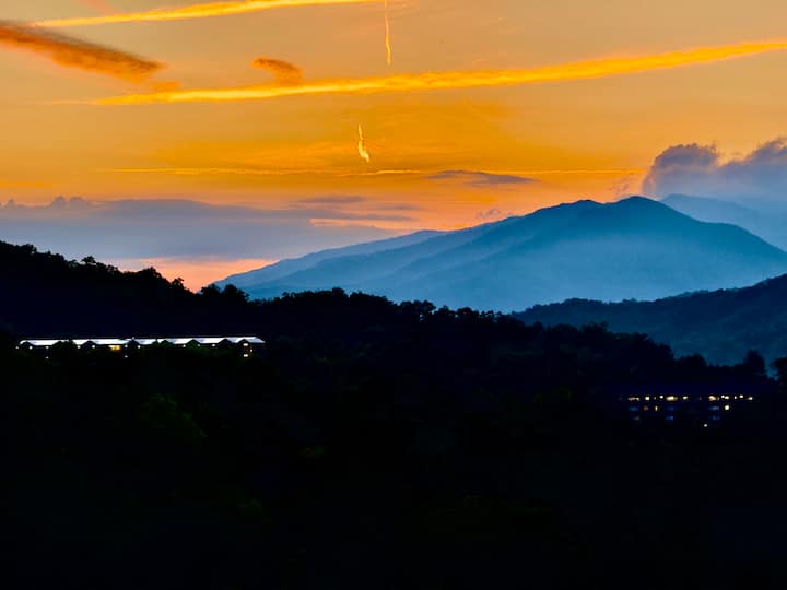 Cabin 2 Miles From Gatlinburg With Stunning Views - Gatlinburg, TN