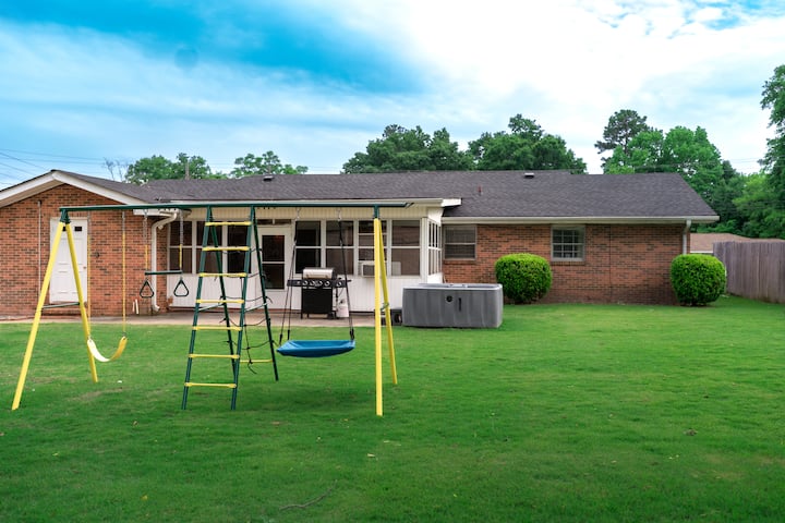 Big Family Getaway! 5br Home|fenced Yard & Hot Tub - Columbus