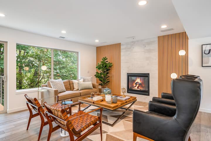 Spacious Designer Home | Garage + Ev, Foosball - Seattle, WA