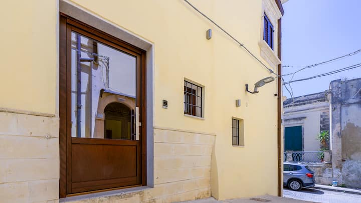 Stanza Matrimoniale Con Angolo Cottura E Bagno - Noto