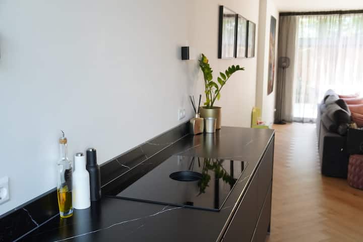 Spacious Family Home: Garden & Free Parking. - Voorburg