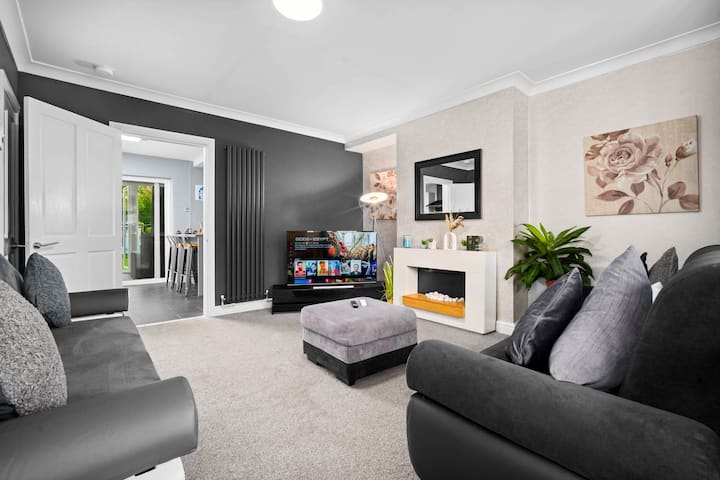 Elegant 3-bedroom Retreat With Free Parking - The Royal Town of Sutton Coldfield