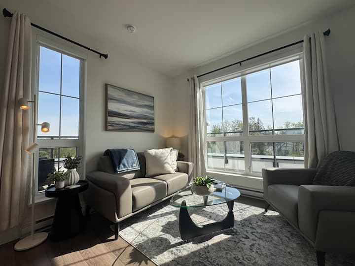 Panoramic Mountain View Condo - Langley