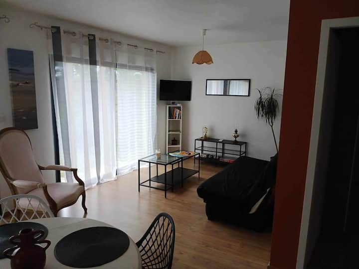 Une Maisonnette Dans Propriété - Coutras