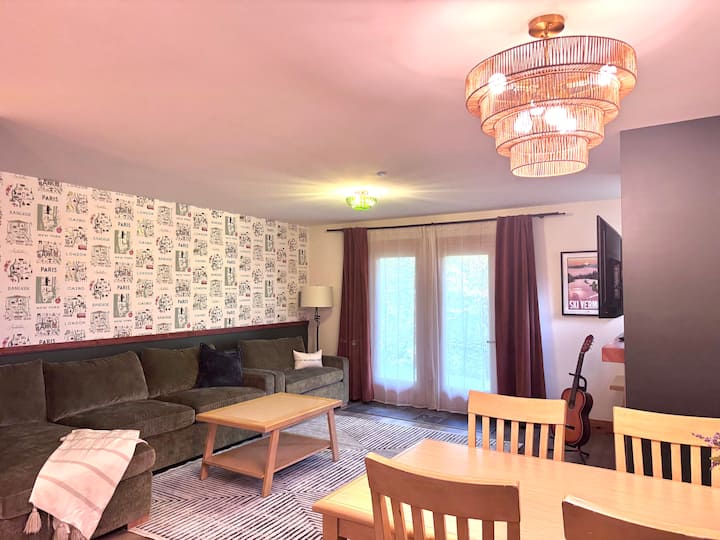 "The Jay Chalet"
*Cozy* Ski In/out Condo At Jay - Jay, VT