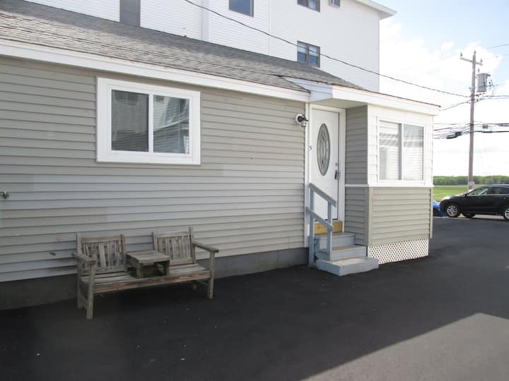 Couples Beach Side Condo Getaway - Hampton Beach, NH
