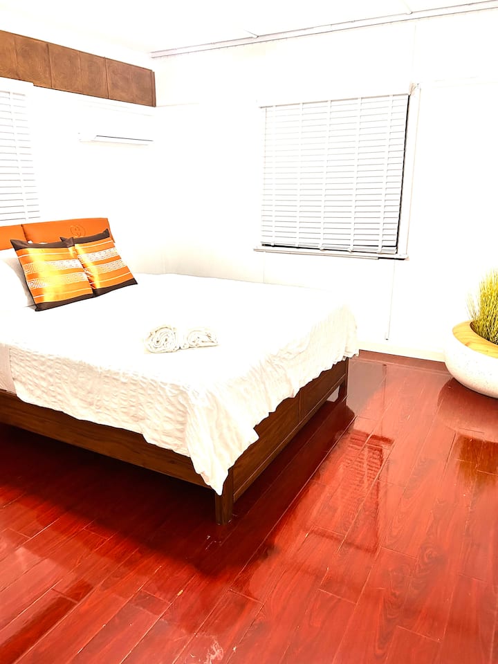 Perfect Location! East Cottage(1 - 12 Guests Stay) - Toowoomba