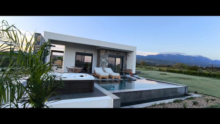 Deluxe Villa With Private Jacuzzi & Heated Pool - Kos