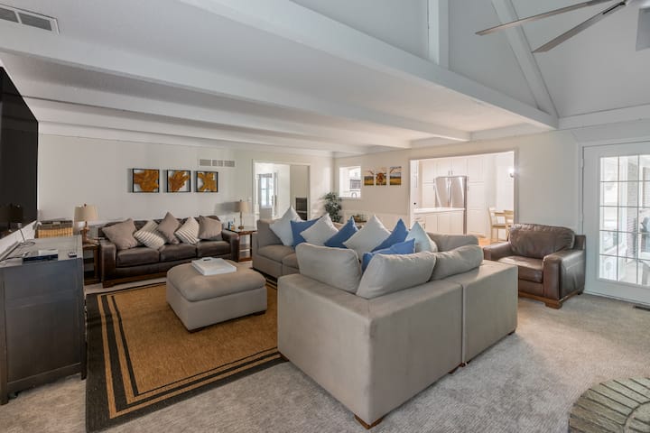 Sleeps 16,arcade Game Room,bbq Near Lake Jacomo - Blue Springs Lake