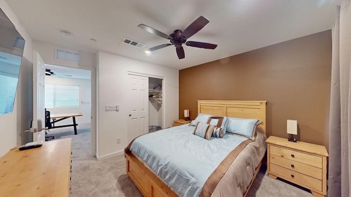 3rd Floor Queen Br, Ideal For Remote Work (B3) - Las Vegas, NV