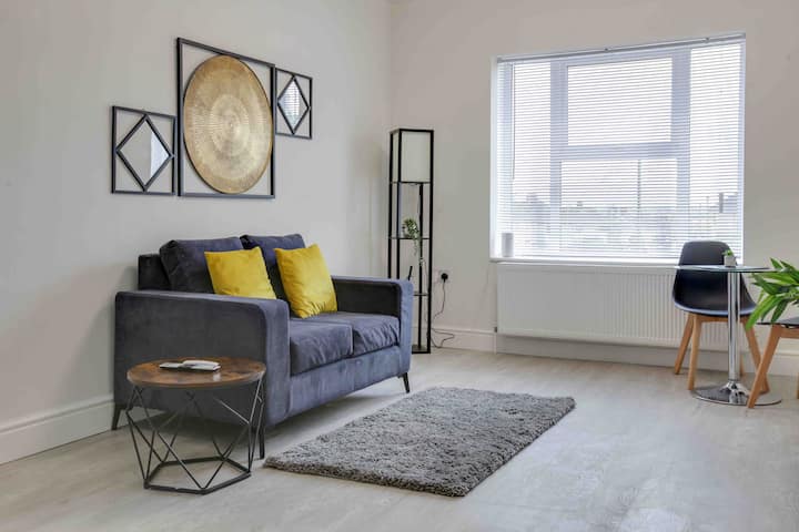 Modern 1‑bed • Parking • Near Police Hq - 첼름스퍼드