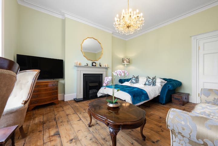 2br With Hot Tub • Sleeps 6 • Parking• Work/family - Chichester