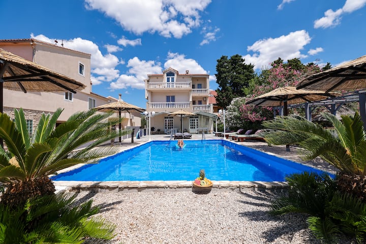 Lana Two Bedroom Apt. With Terrace An Pool - Tisno