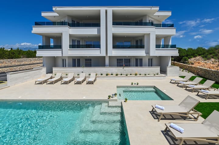 Apartments For 16 With Terrace And Pool - Novalja