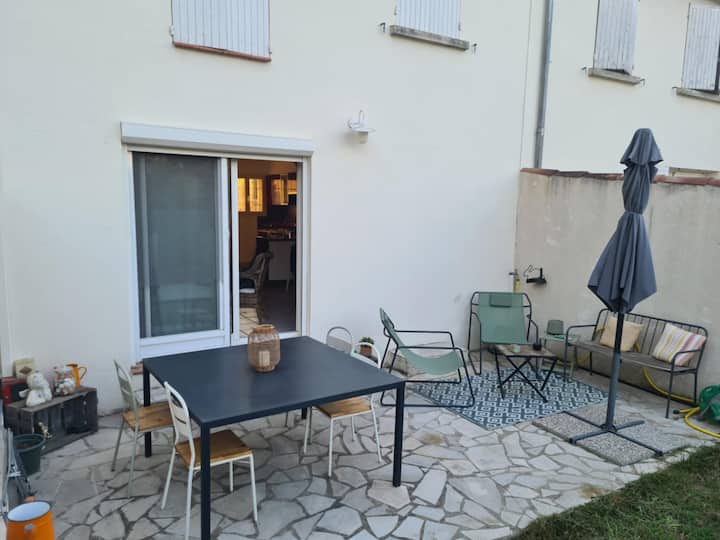 Le Calme D'un Petit Village - Avignon