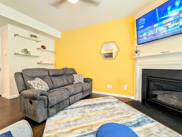 Spacious Townhome With Pool & Gym - Charlotte, NC