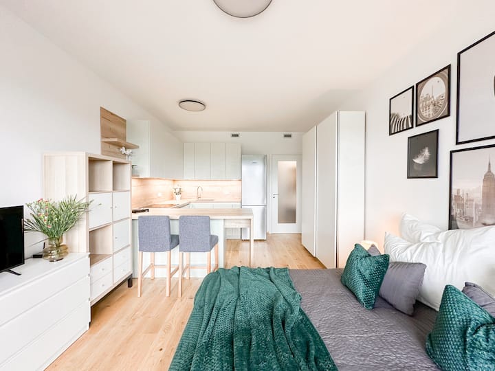 Real Living By Refa - Balcony Retreat - Praga