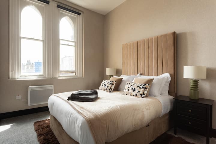 Halifax: T1 - Double Bed - Halifax