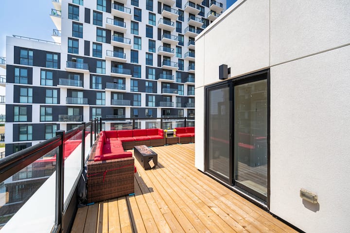 New Multi-level Townhome With Rooftop & Parking - Oakville