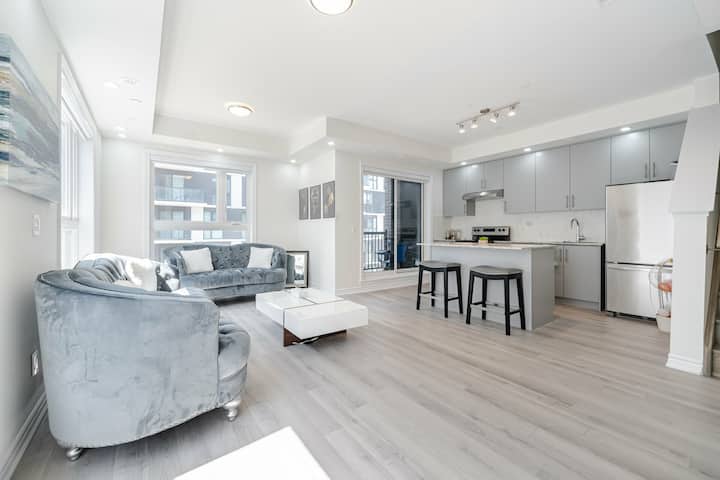 New Multi-level Townhome With Rooftop & Parking - Oakville