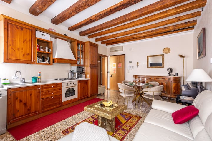 Chic St. Mark's Square Penthouse With Canal View - Venice