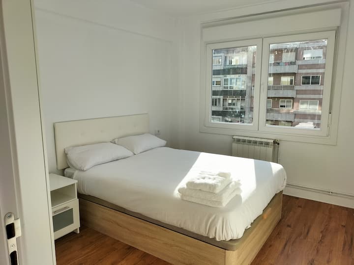 Encantador Piso De 3 Dormitorios En Vigo. - Vigo