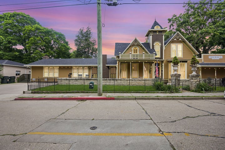 2 Free Parking, Luxury & Walk To Downtown! - Eureka Springs, AR