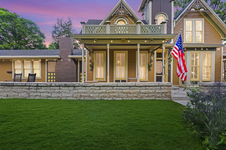 2 Free Parking, Luxury & Walk To Downtown! - Eureka Springs, AR