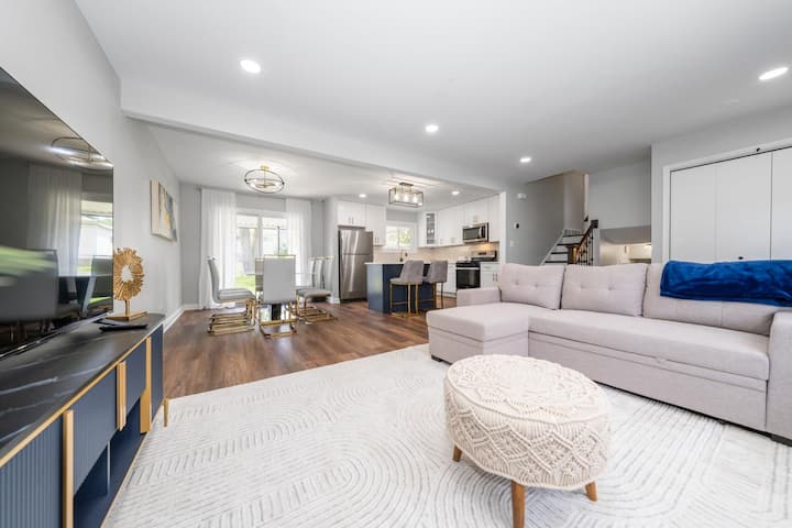 Elegant 3br Home  4 Beds  Elmhurst Retreat - Elmhurst, IL