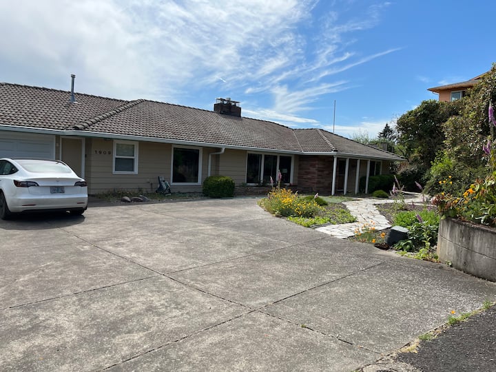 Nice House In Eugene With Views, Ada Friendly - Eugene, OR