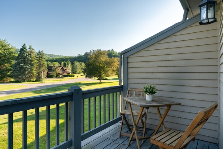 Chalet Loft Apartment: Views - Walk To Dt & Resort - Ellicottville, NY