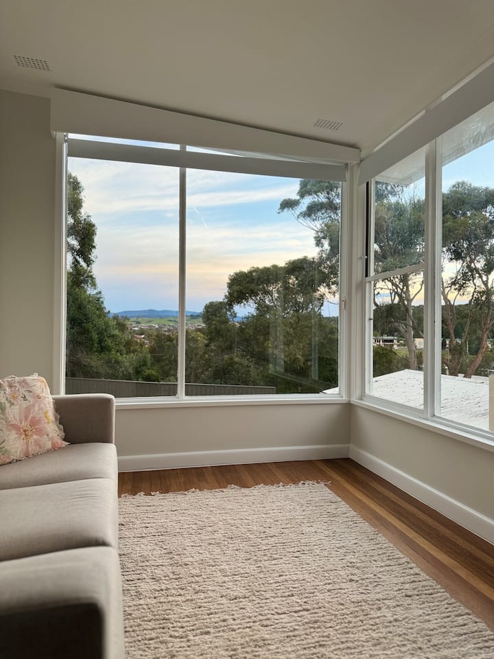 Sunny Rose: Home Steps To The Beach
Spacious Yard - Kiama