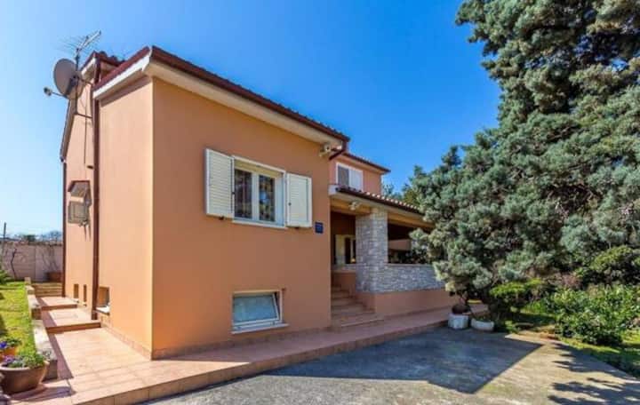 Casa Neron Apartment W/green Oasis - Banjole