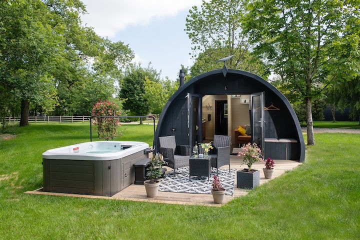 Foxes Den | Hot Tub Stay In The Cotswolds - Cotswolds