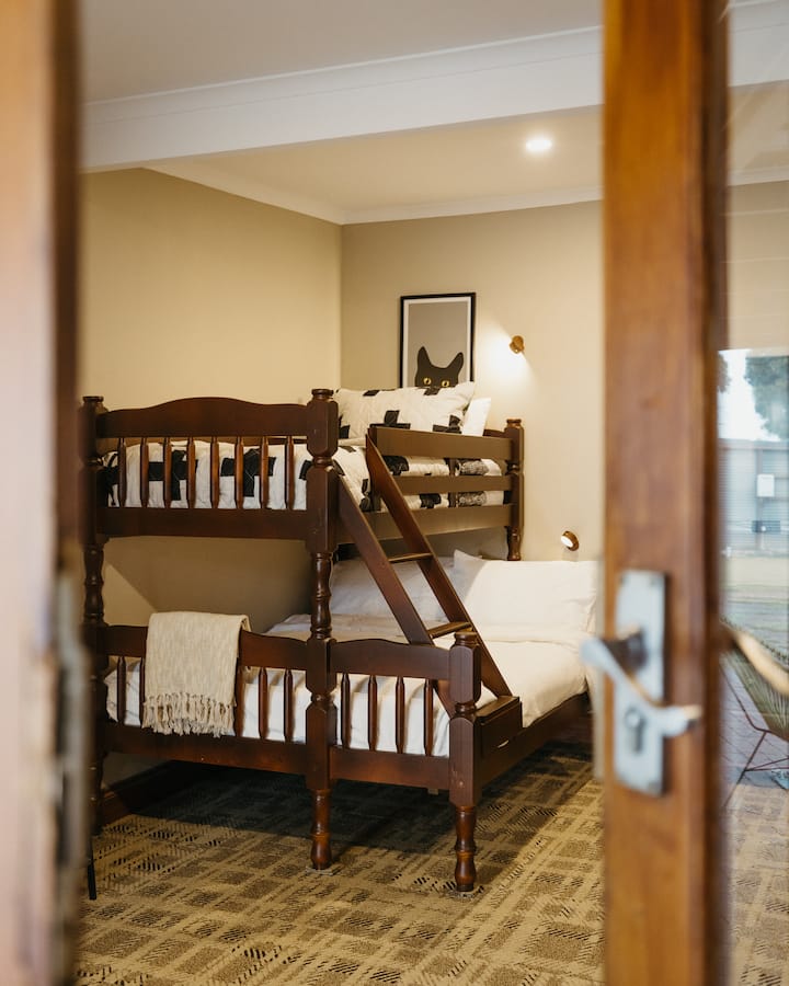 Nostalgic Luxurious Family Retreat - Sleeps 6 - Goolwa