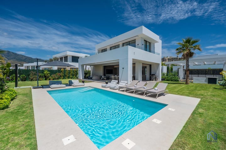 Brand New 4 Bdrm Luxury Villa - Close To Beach - Marbella
