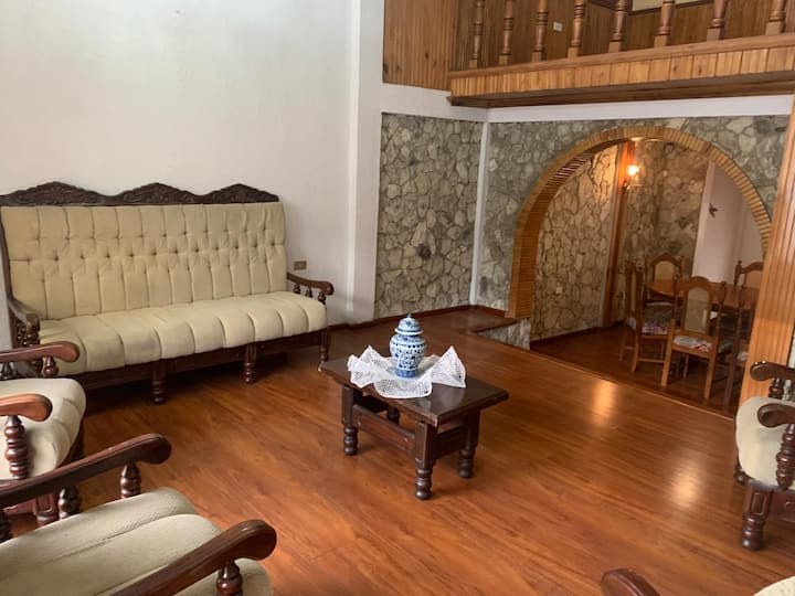 Hermosa Casa Residencial Segura - Loja