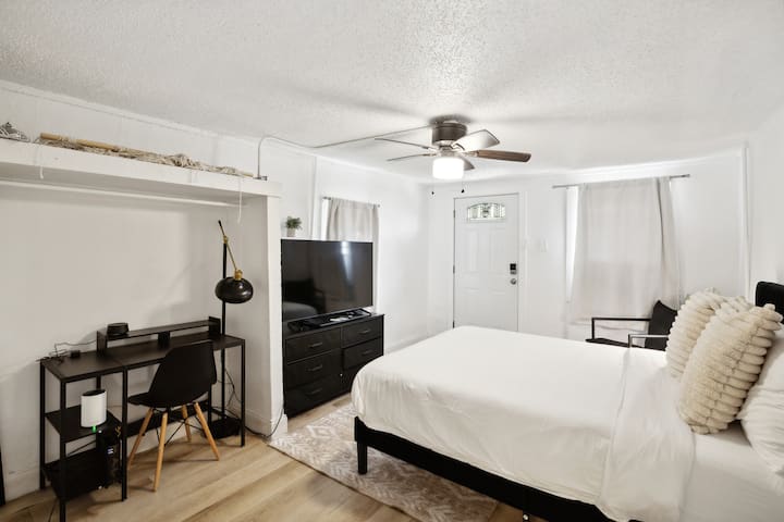 Refreshed Studio, Prime Location - Dallas, TX