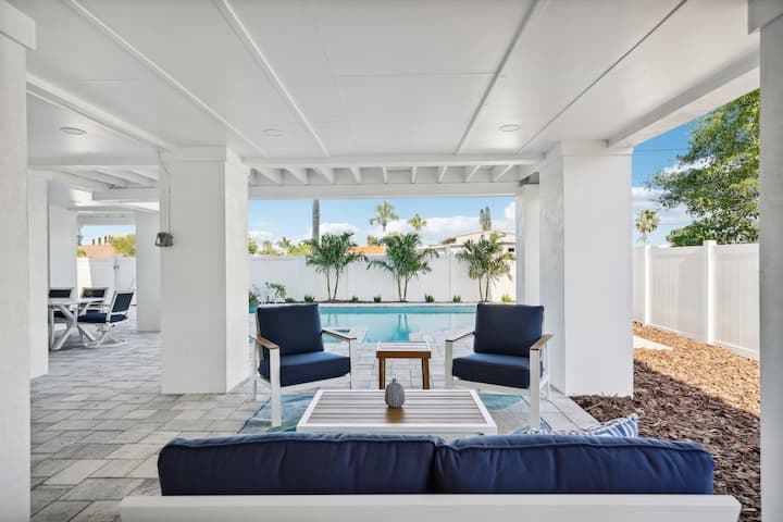 Ocean Pearl B Coastal Retreat| Pool |Sleeps 9 - Indian Rocks Beach, FL