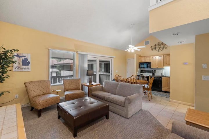 Family Friendly Condo, Newly Renovated!  Superhost - Peninsula Beach, MI