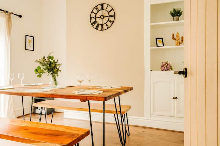 Beautiful 3 Bedroom House - Sleeps 7 -Free Parking - Guernsey