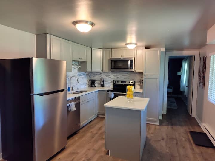 Modern, Bright Mil Unit - Bothell, WA